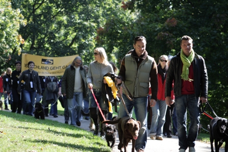 „Deutschland geht Gassi!“ in München: 110 Hunde und Halter auf Gassi ...