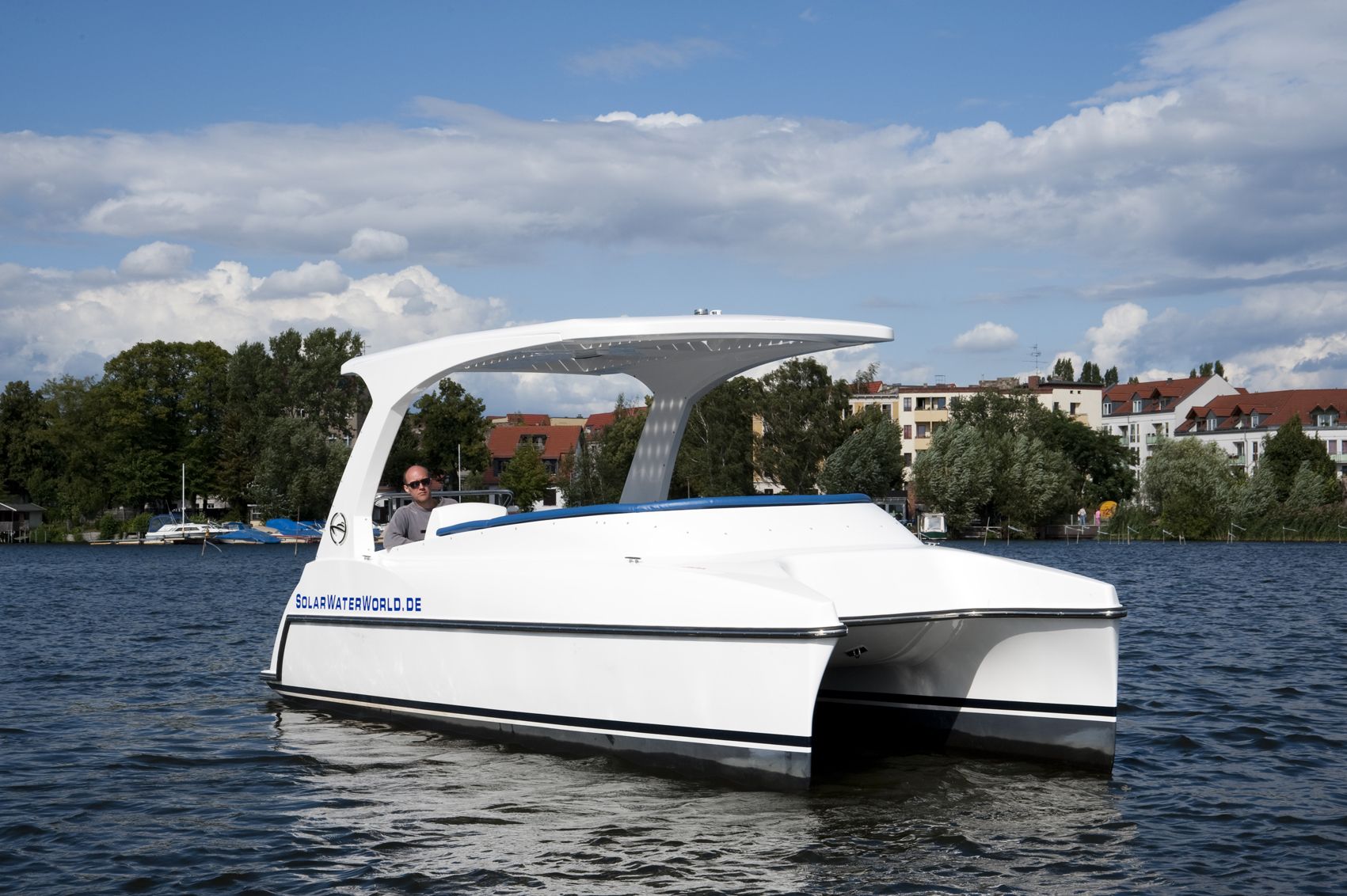 Erstes Solarboot im Best Western Premier Marina Wolfsbruch in ...